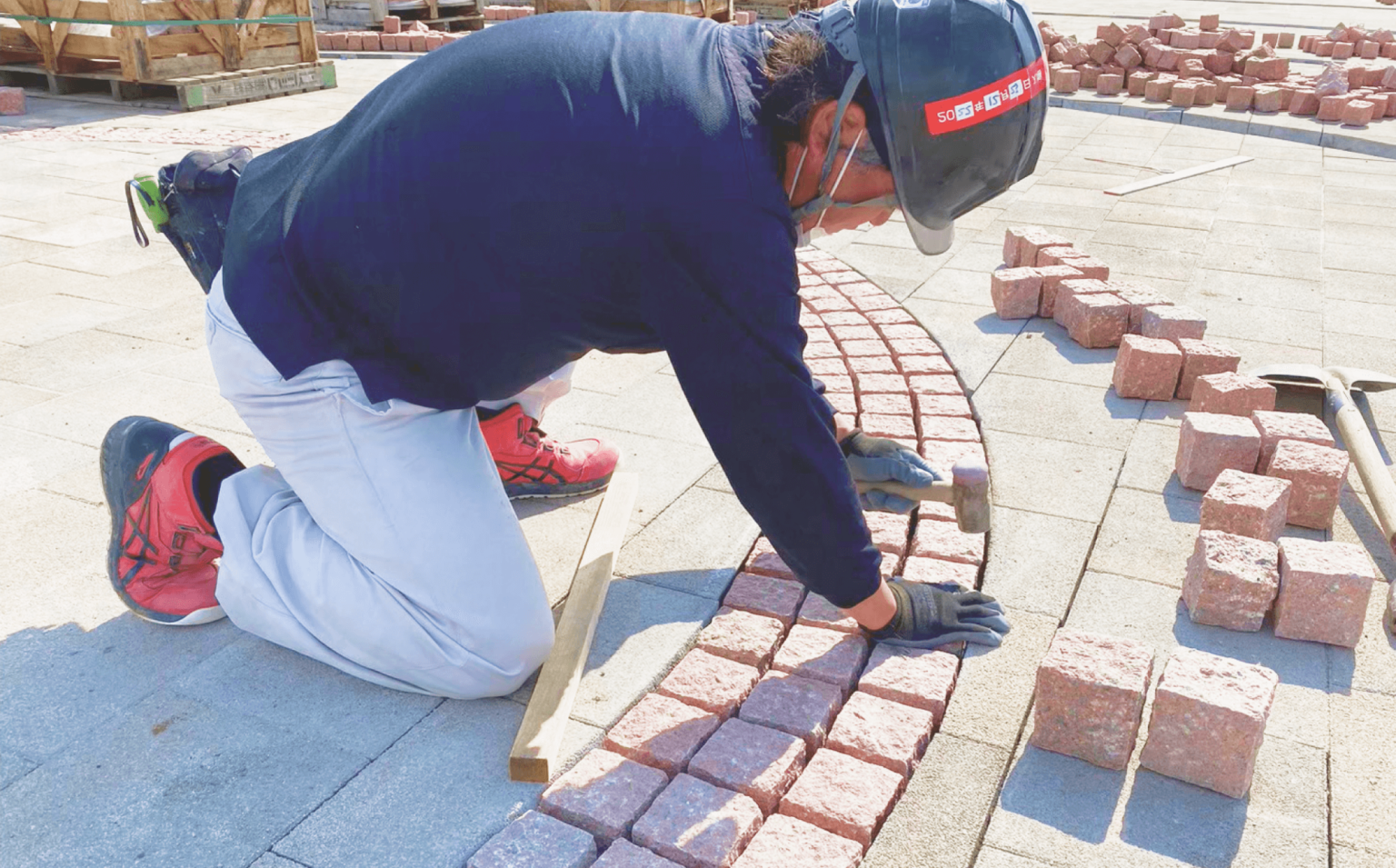 枕木で玄関アプローチをDIYする際の3STEP！おしゃれな参考例まで紹介 | 家とも｜外構工事のあれこれを解決。